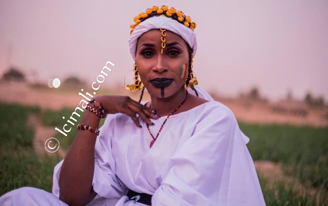 Musique : A la découverte de Kadidiatou Bah, une voix d’or porteuse de message - icimali.com